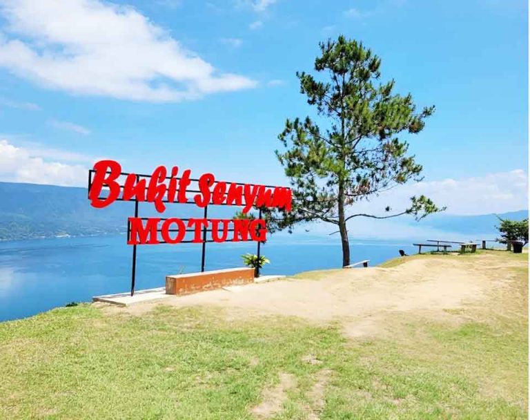 Bukit Senyum Motung | Spot Pandang Indah di Tepi Danau Toba