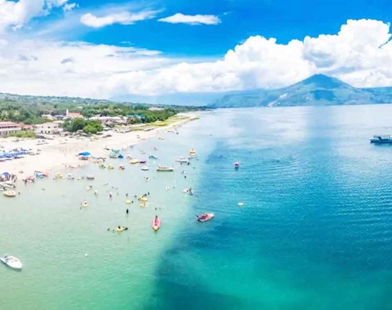 Pantai Pasir Putih Parbaba | Pusat Permainan Air di Pulau Samosir